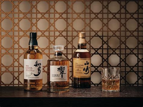 Grand 𝘓𝘰𝘶𝘯𝘨𝘦 And 𝘉𝘢𝘳 𝘚𝘶𝘯𝘵𝘰𝘳𝘺 𝘞𝘩𝘪𝘴𝘬𝘺 𝘗𝘳𝘰𝘮𝘰𝘵𝘪𝘰𝘯 🥃 꽃향기가 느껴지는 산뜻한 봄날의 분위기를 더해줄 라운지 And 바의 산토리 위스키