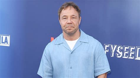 Le Sang Tombe Dans Les Toilettes Dun Avion Stephen Graham Obtient Une Intervention