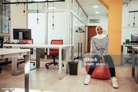 직장에서 쉬는 동안 현대 사무실에서 필라테스 공에 앉아있는 아프리카 계 미국인 여성의 사진 18 19세에 대한 스톡 사진 및 기타 이미지 18 19세 건강한 생활방식