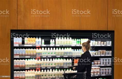슈퍼마켓 쇼핑 얼굴 마스크와 장갑 슈퍼마켓에서 유제품을 선택하는 여자 라벨에 대한 스톡 사진 및 기타 이미지 라벨 비교 소매 소비자주의 Istock