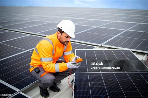 지붕에 태양 광 발전소 설치 태양 전지판의 전압을 확인하는 작업자 직업에 대한 스톡 사진 및 기타 이미지 직업 환경 보전