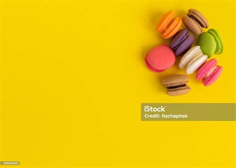 달 콤 하 고 화려한 프랑스 마카롱 또는 노란색 배경 차 또는 커피와 함께 먹는 디저트에 마 카 롱 Political Party에 대한 스톡 사진 및 기타 이미지 Istock