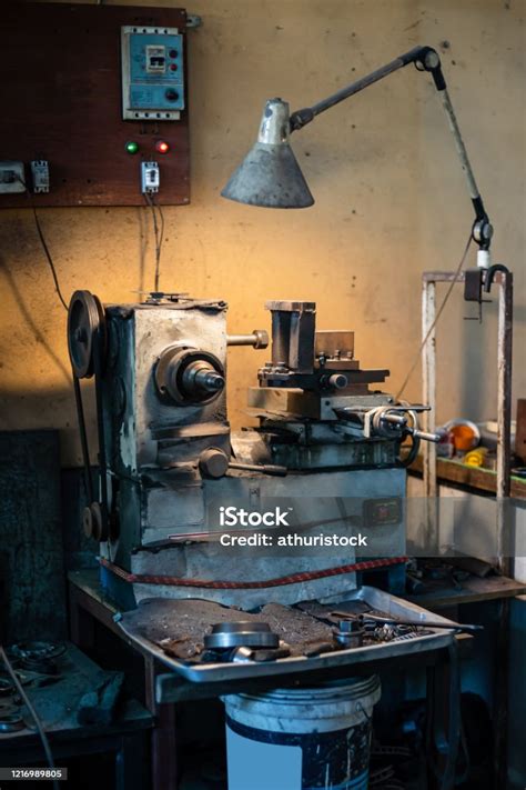 차고 워크샵에서 고정 브레이크 시스템을 연삭하기 위해 작동하는 연삭 디스크 브레이크 기계의 클로즈업 검사 보기에 대한 스톡 사진 및 기타 이미지 Istock