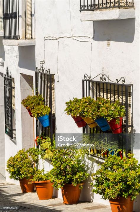 아름 답 고 그림 같은 좁은 거리와 건물 스페인 건축의 흰색 외관 거리에 대한 스톡 사진 및 기타 이미지 거리 건물 정면