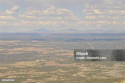 메사 베르데 국립 공원에서 먼 봉우리가있는 몬테 수마 계곡의 광대 한 전망 콜로라도에 대한 스톡 사진 및 기타 이미지 콜로라도 0명 건조 기후 Istock