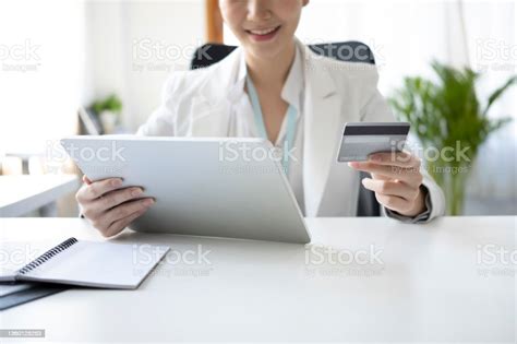 신용 카드를 들고 디지털 태블릿으로 온라인으로 뱅킹을 만드는 크롭 샷 사업가 20 24세에 대한 스톡 사진 및 기타 이미지 20 24세 고객 금융 Istock