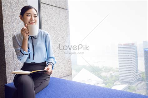 비즈니스 여자 마시는 커피 사진 무료 다운로드 Lovepik