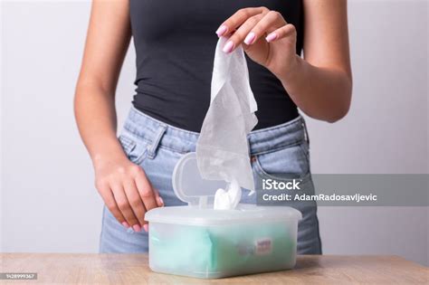 일회용 패키지에서 젖은 물티슈를 복용하는 연한 분홍색 손톱을 가진 여성 위생 절차 및 전염병 예방 더러운에 대한 스톡 사진 및 기타 이미지 Istock
