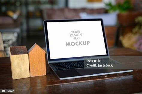 광고 문자 메시지 노트북을 사용 하 여 비즈니스 남자의 모형 테이블 계산 작업에 빈 화면 노트북 0명에 대한 스톡 사진 및 기타 이미지 Istock