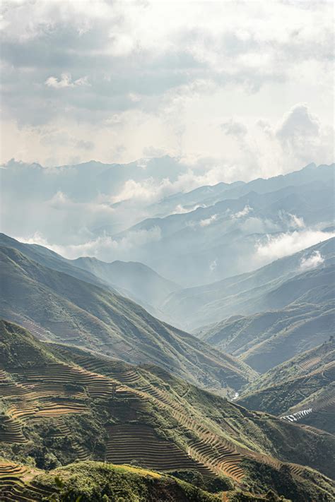 집 밖의 간과하다 경치 경치가 좋은 계곡 고요한 광야 구름 기후 나무 녹지 농촌의 높은 각도보기 능선 드라마틱한 마을 매혹적인 모험심이 많은