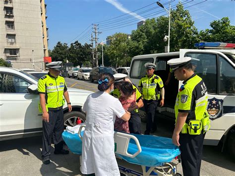 蔡甸一女子中暑晕倒 热心群众和交警接替救援 出行频道 新闻中心 长江网 Cjn Cn