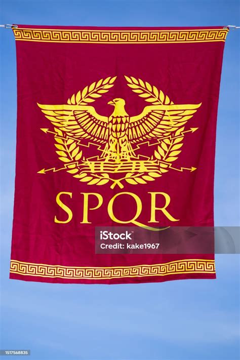 독수리와 월계관과 전설 Spqr로 형성된 고대 로마의 상징이 있는 세로로 보이는 빨간색 배너 0명에 대한 스톡 사진 및 기타 이미지 Istock