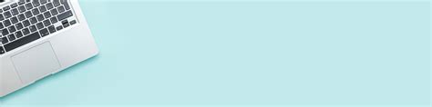 파란색 파스텔 책상 배경에 격리 된 키보드 노트북 컴퓨터 현대 정보 기술과 소파가 발전합니다 프리랜서 홈 오피스 프로그래머 또는 디자이너 작업 공간 개념 복사 공간 배너 0