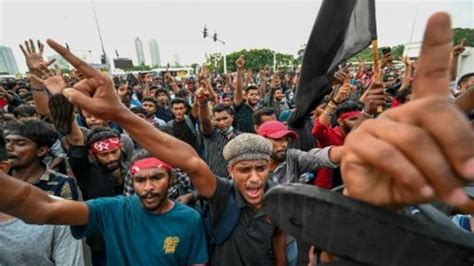 الشرطة تطلق الغاز المسيل للدموع على طلاب وسط إضراب وطني في سريلانكا