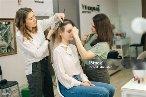 조명 탈의실에서 화장을하는 두 명의 전문 메이크업 아티스트의 초상화 3 명에 대한 스톡 사진 및 기타 이미지 3 명 가정의 방 거울 Istock