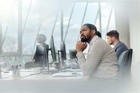 사무실에서 Pc에서 일하는 사려 깊은 흑인 사업가 2명에 대한 스톡 사진 및 기타 이미지 2명 경영자 기업 문화 Istock