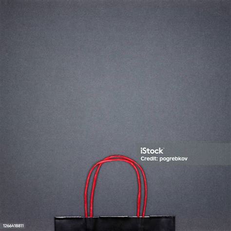 어두운 회색 배경에 검은 종이 쇼핑 백 공간을 복사합니다 블랙 프라이데이 세일 미니멀 컨셉 검은색에 대한 스톡 사진 및 기타 이미지 Istock