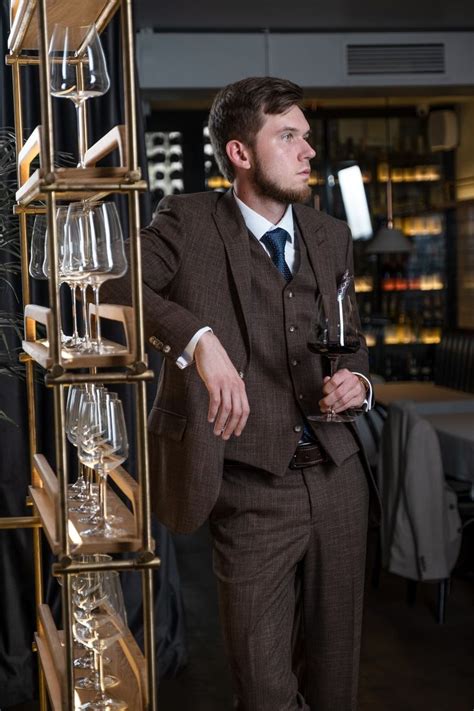 Мужской стиль костюм тройка образ на свадьбу классический мужской костюм в 2025 г