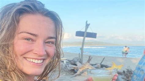 Geraldine Kemper Kijkt Op Naaktstrand Los In Een Anus