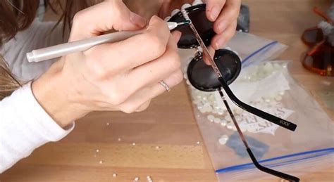 3 Cute And Easy Ways To Diy Your Own Custom Sunglasses Upstyle