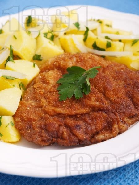 Класически виенски шницел от телешки шол паниран в брашно галета и яйца с картофена гарнитура
