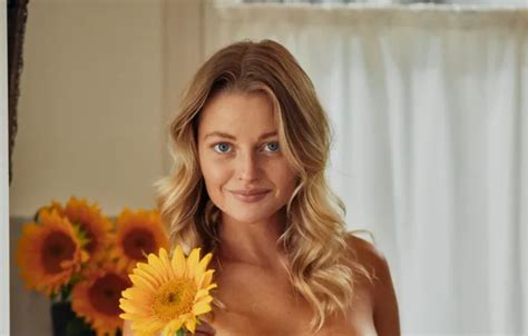 Обои Happy Cleavage Flower Woman Young Smile Blue Eyes Model на