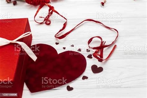 세련 된 선물 상자와 하트 장미 흰색 나무 배경 해피 발렌타인 데이 개념입니다 인사말 카드 텍스트 위한 공간입니다 결혼식 이나 생일 액세서리 개념에 대한 스톡 사진 및 기타