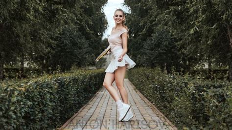 배경 화면 여자들 좌석 장 반바지 포니 테일 계단 금발의 흰색 양말 운동화 휠라 문신 후프 귀걸이 3071x2048 Motta123