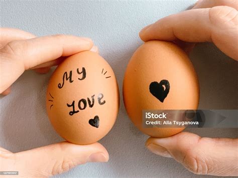 해피 부활절 또는 아침 식사 전에 세인트 발렌타인 데이 아침 사랑의 선언과 계란을 들고 젊은 부부 갈색에 대한 스톡 사진 및 기타 이미지 Istock