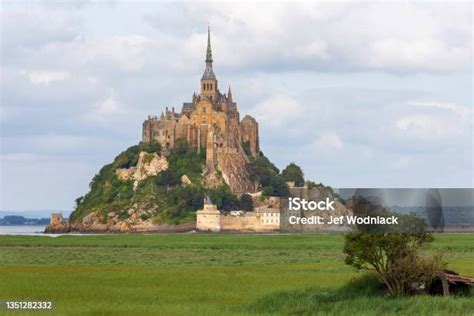프랑스에서 가장 아름답고 유명한 마을 중 하나인 몽생 미셸의 전경 0명에 대한 스톡 사진 및 기타 이미지 0명 건축 관광 Istock