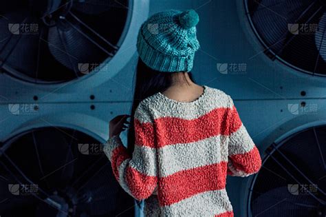 时尚的亚洲女孩在街上的肖像