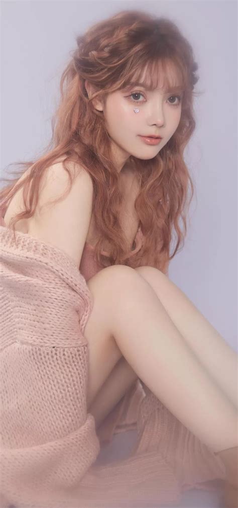 温柔卷发少女身着粉色毛衣，甜美可爱尽显清新气质 手机壁纸｜壁纸美图大全表情包图片动图 求表情网 斗图从此不求人