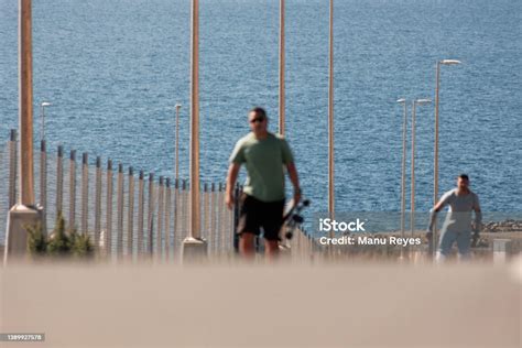 화창한 날에 햇볕에 시골 길에서 피겨 스케이팅을 하는 두 남자 해안 근처에서 서핑 스케이트 를 플레이하세요 2명에 대한 스톡 사진 및 기타 이미지 Istock