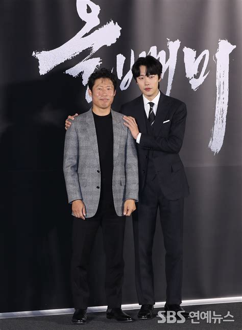 [e포토] 유해진 류준열 올빼미 풍선 들고 어색한 투샷