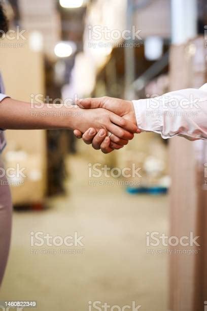 물류 운송 화물 및 공급망 계약을 위해 창고에있는 사업가들과의 거래 및 악수 감사합니다 B2b 유통을 위한 공장 공장 근로자와의 파트너십 및 지원 주기에 대한 스톡 사진 및