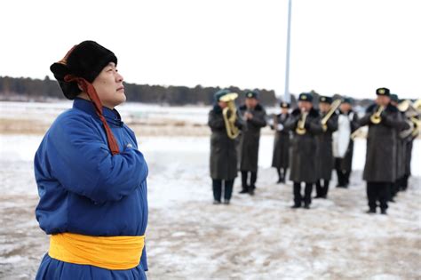 Ерөнхий сайд Л Оюун Эрдэнэ Чингис хааны гэрэлт хөшөөнд хүндэтгэл үзүүллээ