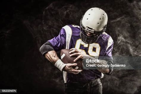 연기에 자신의 손에 공을 들고 미식 축구 선수 검은 배경 복사 공간 미식 축구 동기 부여 복사 공간의 개념 3차원 형태에 대한 스톡 사진 및 기타 이미지 Istock