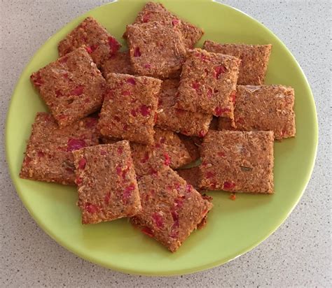 Апетитът идва с яденето Плосък хляб във формата на крекери от ленено семе червена пиперка и лук