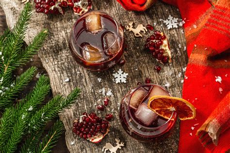 과일 시럽과 얼음과 낮은 알코올 칵테일 스파클러 크리스마스 전통 장식 새해 크리스마스에 대한 스톡 사진 및 기타 이미지 크리스마스 식전 반주 시럽 Istock