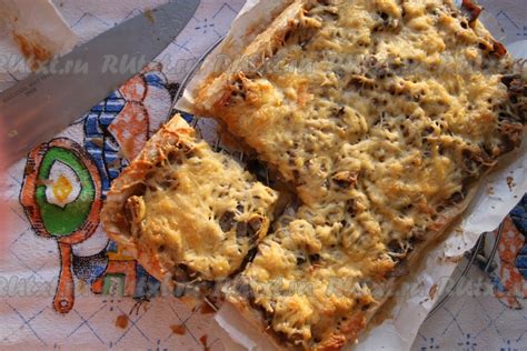 Пирог из слоеного теста с грибами и курицей 9 фото в рецепте