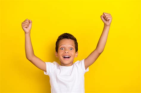 만족스러운 소년 축구 팬 축하하다 기뻐하다 비명을 지르다 그래 지원하다 좋아하는 팀 손 팔 올리기 노란색 배경에 고립된 사진 8 9 살에 대한 스톡 사진 및 기타 이미지