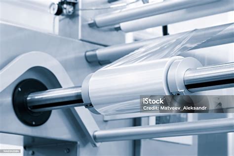 조명 효과가있는 자동 폴리에틸렌 비닐 봉투 생산 기계 비닐 봉지 생산 기계의 롤러 클로즈업 제품 포장 개념 0명에 대한 스톡 사진 및 기타 이미지 Istock