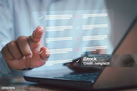 문서 관리 시스템 평가 양식 설문지 체크리스트 및 클립보드 작업 관리 랩톱 컴퓨터 생산성 체크리스트에서 작업하고 온라인으로 설문 조사 양식을 작성하는 비즈니스맨 가상현실에