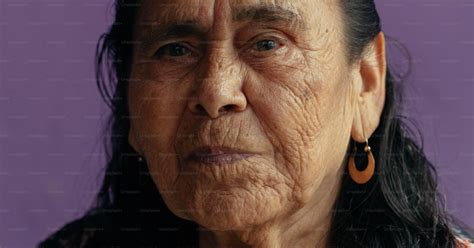 긴 머리와 귀걸이를 한 늙은 여자 사진 Unsplash의 주름진 얼굴 이미지