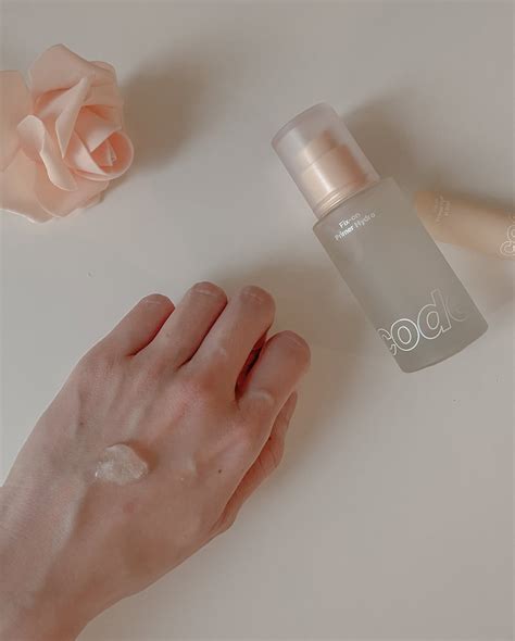 Jjootamin 광고 Codeglokolorofficial 🔖 촉촉하고 매끄러운 피부 표현이 가능한 수분 충전 코드글로컬러 픽스온 프라이머 하이드로 🫧💛 모공