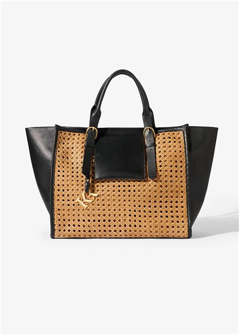 About Kinnon By Romy K I N N O N