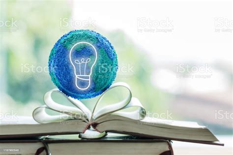국제 교육 프로젝트에 대한 미래의 창조적 인 학습 연구에 대한 교육 전구와 글로브 모델 오픈 교과서 대학에서 지식에 대한 독서 또는 사고 혁신의 개념 로고에 대한 스톡 사진