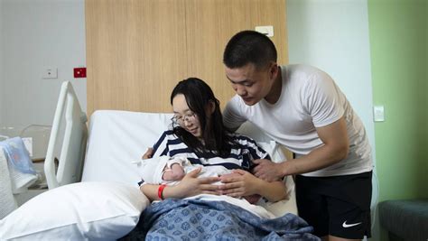 Дэлхийн 8 тэрбум дахь иргэн болж Австралид мэндэлсэн А Мэргэн хүүгийн төрсний гэрчилгээг авчээ