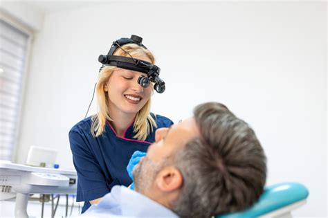 환자에게 치아를 치료하는 여성 치과의사 치과 진료소의 의자에 앉은 중년 남성 치과 건강한 치아 의학 및 건강 관리 개념 2명에 대한 스톡 사진 및 기타 이미지 Istock