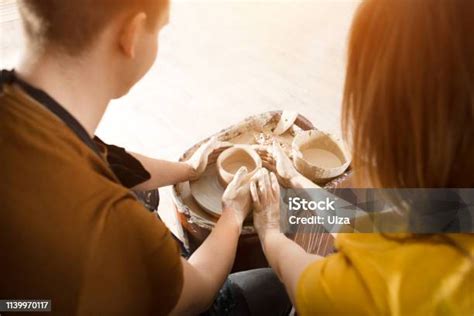 워크샵에서 도자기 바퀴에 세라믹 냄비를 만드는 캐주얼 옷과 앞치마 커플 2명에 대한 스톡 사진 및 기타 이미지 2명 가족 공예 Istock